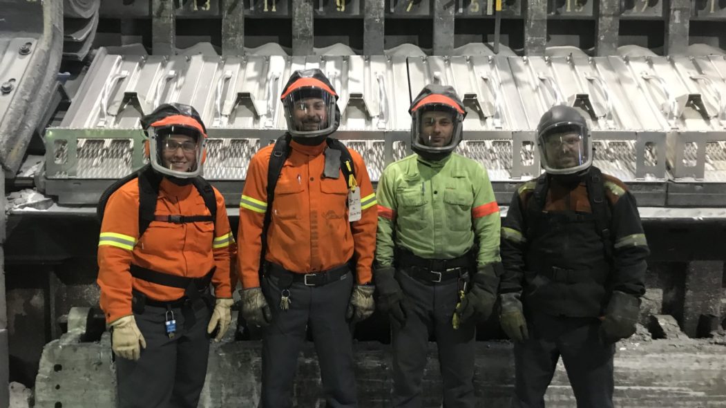 Nouvelle méthode d’ouverture des panneaux de cuves à Arvida — Le Lingot