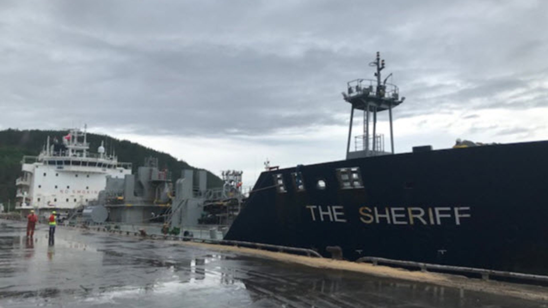 Bris du Jaeger Arrow : Les 10 000 tonnes de brai liquide arrivent à bon ...